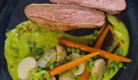 MAGRET DE CANARD ET SA PURÉE DE PETITS POIS AU CHORIZO ACCOMPAGNÉ DE ...